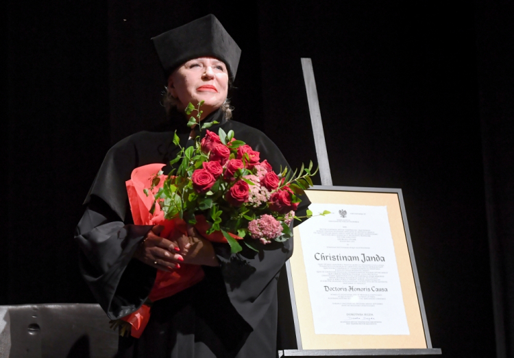 Krystyna Janda z tytułem doktora honoris causa Akademii Sztuk Teatralnych w Krakowie | dzieje.pl ...